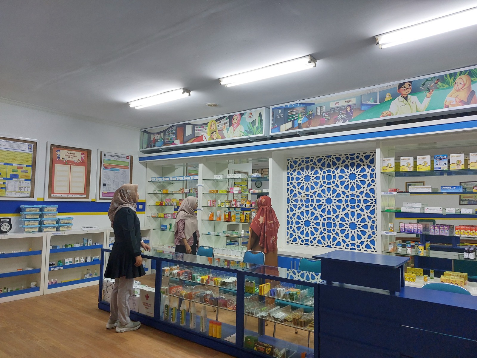 Kunjungan Benchmarking Fakultas Farmasi Universitas Mulawarman ke Lab Farmasi - Jurusan Farmasi